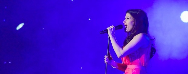 Watch Idina Menzel, Jimmy Fallon, And The Roots Sing “Let It Go” With ...